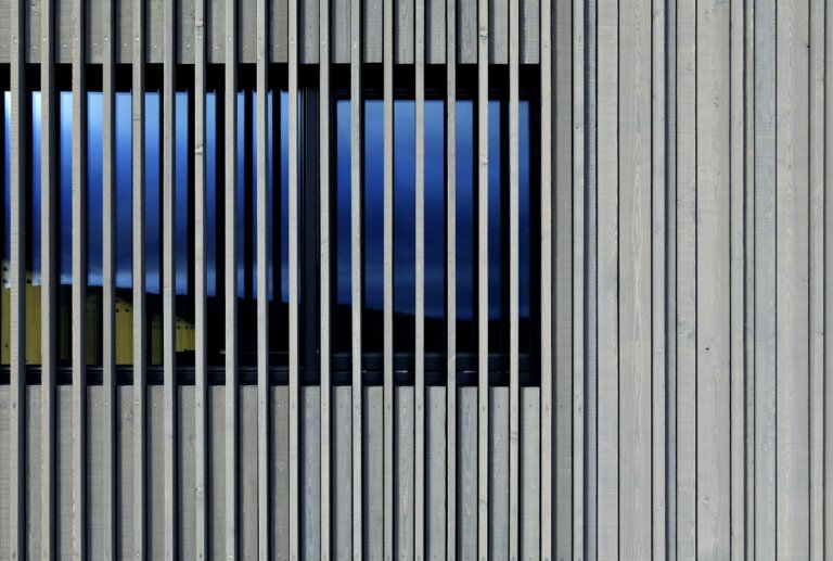 Timber fins in modern architecture: innovative solutions for secret ...